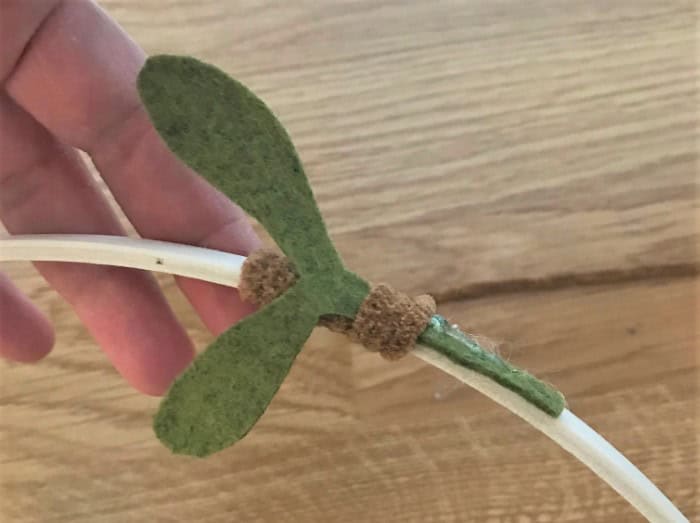 DIY Mistletoe Wreath Valentine's Day Decor - Agnes Creates