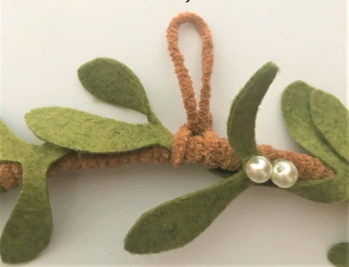 DIY Mistletoe Wreath Valentine's Day Decor - Agnes Creates